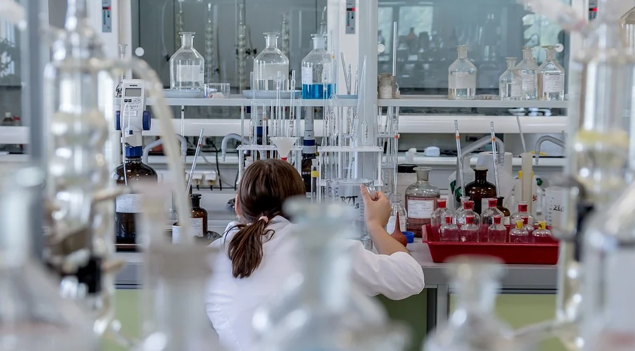 Flüssigkeiten im Labor mit praktischen Gerät rühren | messe ...